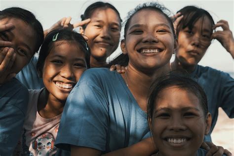 그룹 미소 짓는 서 있는 여자 초상화 포즈를 취하는 함께에 관한 무료 스톡 사진