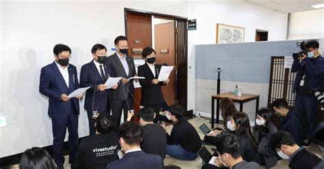 기자회견 하는 국민의힘 법사위원들