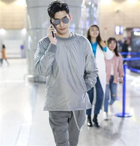 張翰穿「太空服」現身機場，梳三七分油頭，接電話顯霸道總裁范 每日頭條