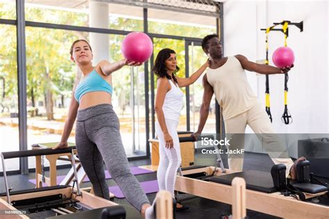 필라테스를하는 여성과 남성의 움직임을 제어하는 여성 트레이너 20 24세에 대한 스톡 사진 및 기타 이미지 20 24세 3 명 45 49세 Istock