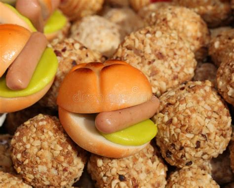Cake Van Marsepein Met Een Worst En Vele Koekjes Stock Foto Image Of Italiaans Bakkerij 89847558