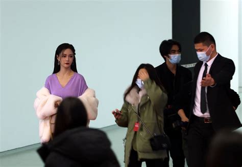 沈梦辰长发披肩气质佳 穿紫色V领裙化身港风女郎 搜狐大视野 搜狐新闻