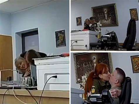 Украински командант е „фатен на дело“ споделува нежности со две