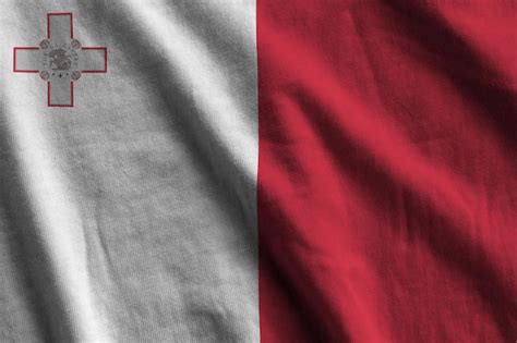 Bandeira De Malta Com Grandes Dobras Acenando De Perto Sob A Luz Do