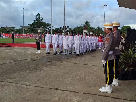 Kapolres Teluk Bintuni Jadi Irup Penurunan Bendera Merah Putih HUT Ke