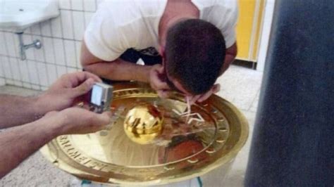 Polémica En Austria Un Hincha Se Fotografió Tomando Cocaína De Un