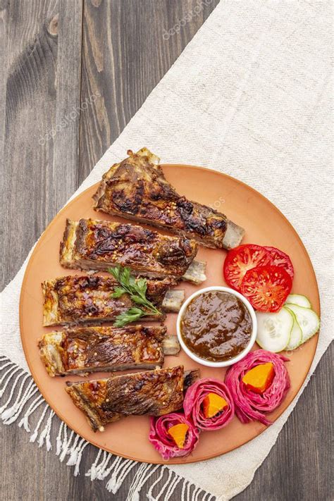 Costillas De Cerdo BBQ Con Verduras Fermentadas Horneadas Y Frescas 2022