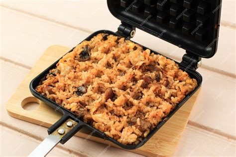 Close up waffle kimchi fried rice (kimchi bokkeumbap) или nasi goreng ...