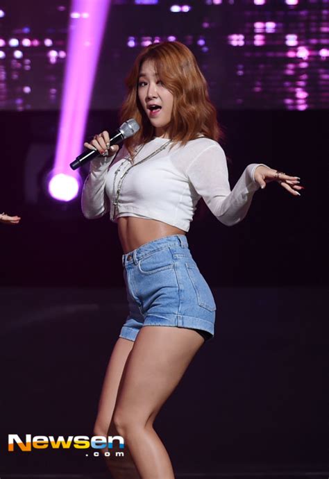 [포토엔]씨스타 소유 글래머 몸매 강조한 섹시 웨이브