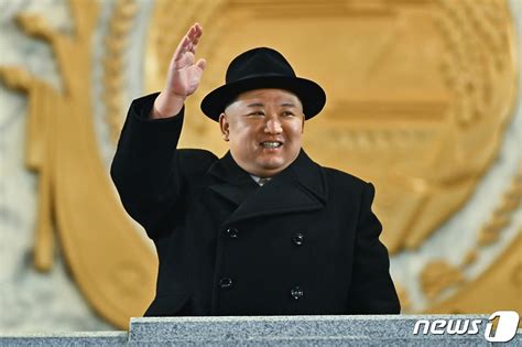 건군절 75주년 야간 열병식 개최한 북한…활짝 웃는 김정은 네이트 뉴스