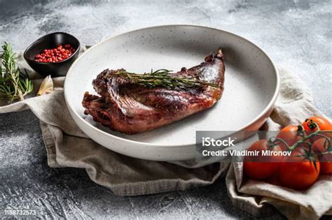 허브와 구운 토끼 다리 섬유 냅킨에 제공 유기농 농장 고기 맨 위 보기 토끼에 대한 스톡 사진 및 기타 이미지 토끼 굽기 두껍게 자른 고깃점 Istock