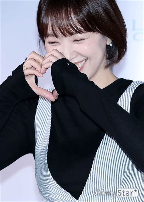 낭만적 공장 전혜진 쑥스러운 하트 오마이포토