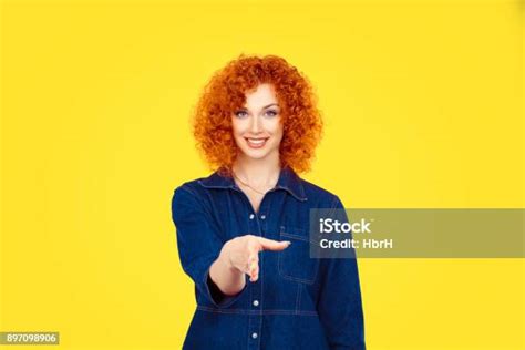 거래 근접 촬영 세로 젊은 곱슬 빨간 머리 사람 웃는 여자 학생 고객 서비스 에이전트 핸드셰이크 절연 노란색 벽 배경 제공 곱슬