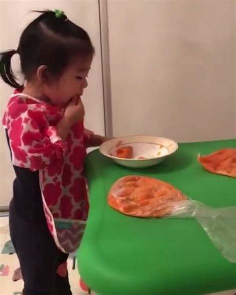 章子怡女兒都長這麼大了！不僅個高還漂亮，而且還是個小吃貨 每日頭條