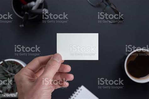 손에 빈 명함 모형 식물 커피 안경 펜 패드가 있는 배경의 사무실 책상 개념과 주제에 대한 스톡 사진 및 기타 이미지 개념과