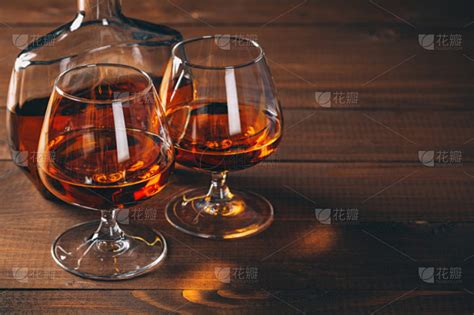 科涅克白兰地和瓶的眼镜