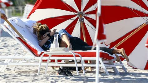 Pillada En La Playa Jaden Smith Y Su Chica Disfrutan En Las Tumbonas