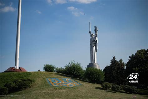 Батьківщина мати красується з українським тризубом вражаючі фото