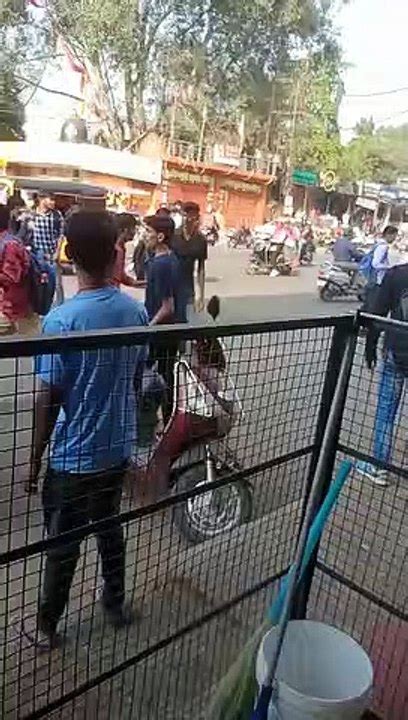 इंजीनियरिंग कॉलेज में जूनियर और सीनियर छात्रों के बीच जमकर चले लाठी
