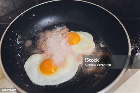 끓는 해바라기 기름과 팬에 하나의 닭 계란에서 스크램블 계란의 식욕을 돋우는 사진 계란 노른자에 대한 스톡 사진 및 기타 이미지