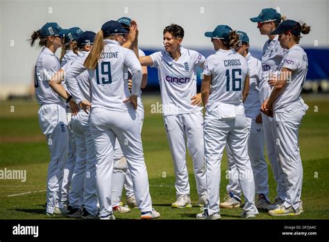 Le bowling Issy Wong au centre pour l Angleterre célèbre le cricket