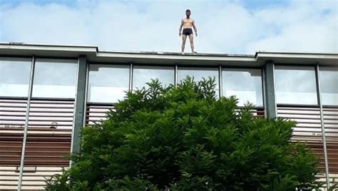 En Slip Sur Un Toit Il Se Masturbe Devant Tout Le Monde Et Jette Un