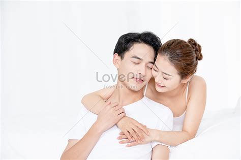 친밀한 커플 침대에 누워 사진 무료 다운로드 Lovepik
