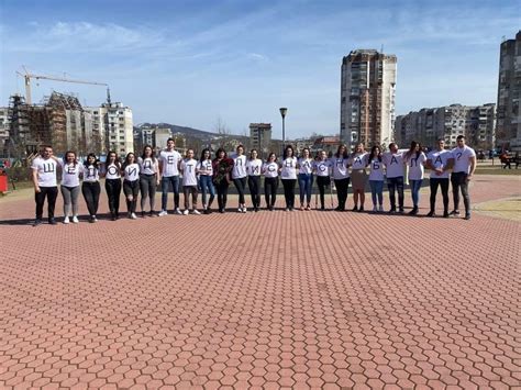 Уникална изненада Ученици от Враца спретнаха номер на класната си за да я поканят на бала