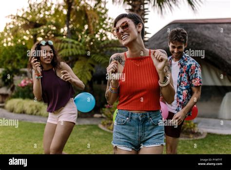 Las Personas Jugar Reventar Globos Juego En Parte Los Hombres Y