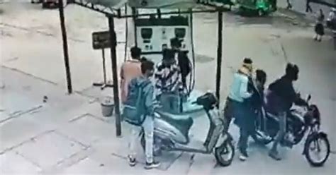 Viral Video: প্রকাশ্য রাস্তায় জোর করে চেপে ধরে তরুণীকে অপহরণ! সিসিটিভি ফুটেজে ভয়ঙ্কর ভিডিও ...