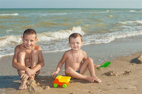 Glückliche Kinder Zwei Jungen Die Spaß Auf Dem Strand Haben