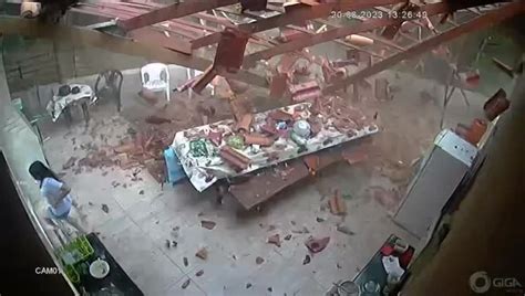 Vídeo mostra quando árvore cai sobre casa destrói telhado e por pouco