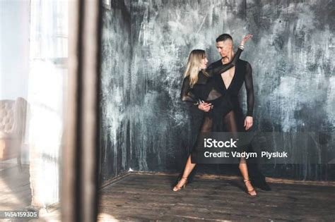 두 명의 전문 볼룸 댄서 몇 명이 로프트 스튜디오에서 춤을 추고 있습니다 아름다운 예술 공연 스포츠 생활 개념 열정과 감성댄스 2명에 대한 스톡 사진 및 기타 이미지