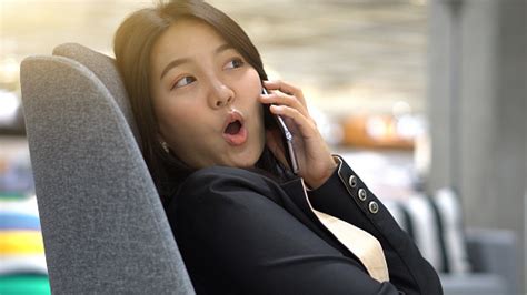 행복한 여자는 모바일 대화를 가지고있다 스마트폰으로 말하는 여자의 초상화입니다 모바일을 말하는 행복한 소녀 인생을 즐기세요 도시