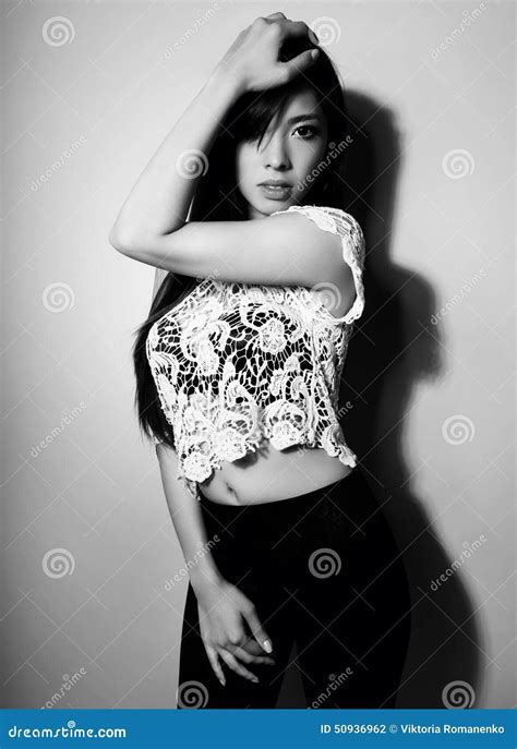 Jonge Mooie Aziatische Vrouw Met Onberispelijke Huid En Perfect Samenstelling En Bruine Haar