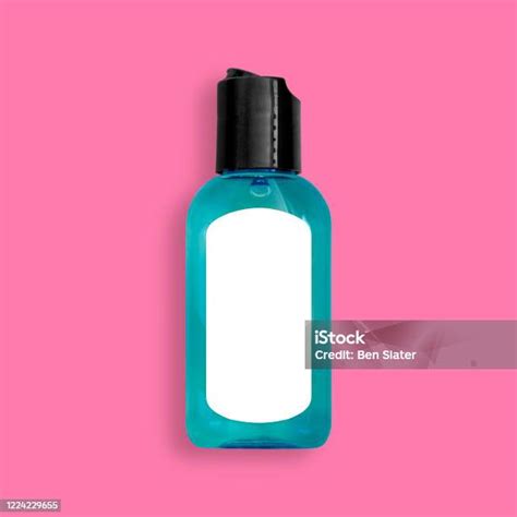손 소독제 항 바이러스 성 알코올 문지르기 사용자 정의 라벨이있는 스퀴즈 병 디스펜서 격리에 대한 스톡 사진 및 기타 이미지