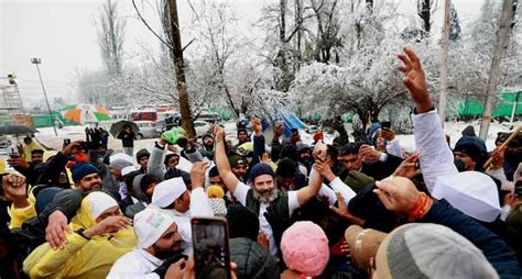 Srinagar News राहुल प्रियंका ने श्रीनगर में बर्फबारी का लिया आनंद