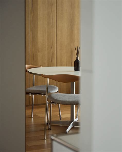 아크몽스튜디오 아파트 • 상업공간 인테리어 크림톤을 기반으로 디자인한 거실 공간 🛋️ 따스한 자연광이 가득 들어오는 이 거실은 크림톤을 베이스로 하여 부드럽고