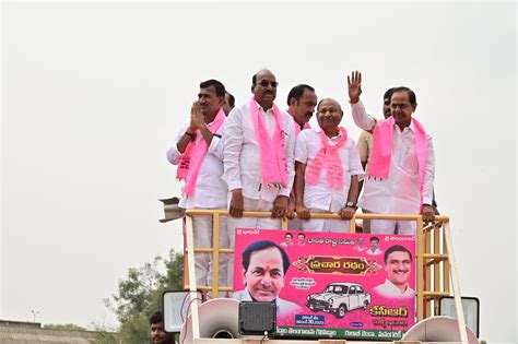 Gajwel వస్తున్నా అభివృద్ధి తెస్తున్నా ప్రచార రథంపై కేసీఆర్