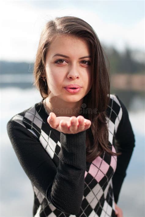 Jolie Jeune Fille Soufflant Un Baiser Photo Stock Image Du Cheveu Campagne 29696604