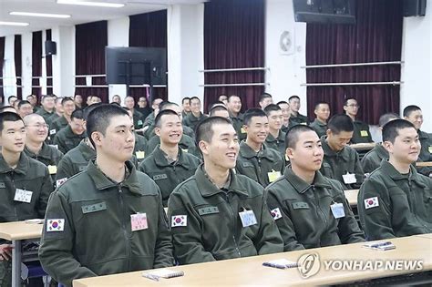 병사 최애 보급품은플리스형 스웨터→방상내피→슬리퍼