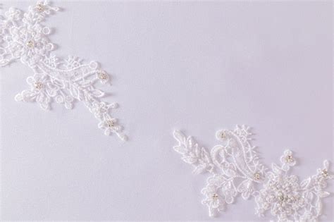아플리케가 있는 세련된 흰색 새틴 배경 모조 다이아몬드가 있는 꽃 레이스 장식 디자인을 위한 레이아웃 청첩장 사진 앨범 표지 0