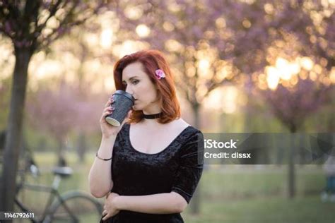종이 머그잔 컵에서 커피를 마시는사쿠라 벚꽃 공원에서 자유 시간을 즐기는 행복 한 젊은 여행 댄서 여자백인 흰색 빨간 머리 소녀 가을에 대한 스톡 사진 및 기타 이미지