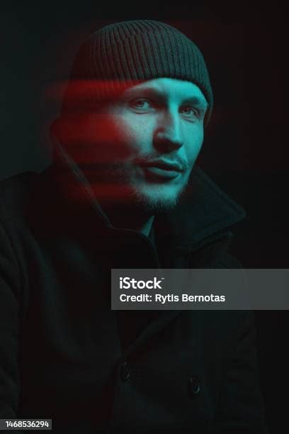 검은 겨울 코트와 겨울 모자 스튜디오 초상화를 가진 진지한 남자 글리치와 Rgb 색상 분할 효과 스타일 거친에 대한 스톡 사진 및 기타 이미지 Istock