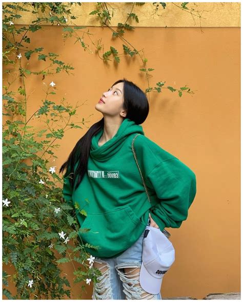 문가영 힙한 디젤 여자 가죽자켓 코디 네이트뷰