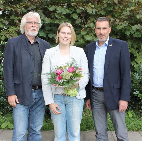Rektorin Birgit Conrad Mit Blumen Begrüßt Die Glocke