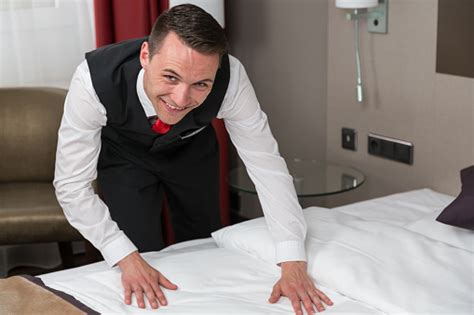 언제든지 컨시어지 또는 룸 서비스 만들기 베드 개 호텔 객실 남성에 대한 스톡 사진 및 기타 이미지 남성 호텔 2015년 Istock