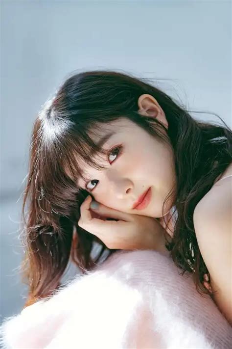 高橋ひかる：“国民的美少女”のちょっぴり艶やか 「flash」表紙