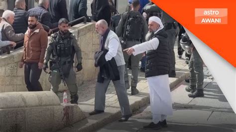 Rakyat Palestin Solat Di Luar Masjid Atas Jalan Astro Awani