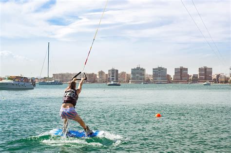 귀여운 여자아이 사용자의 파크후스 위해 백그라운드 의 요트 서핑 수상 스포츠에 대한 스톡 사진 및 기타 이미지 서핑 수상 스포츠 알리칸테 지방 공중 Istock